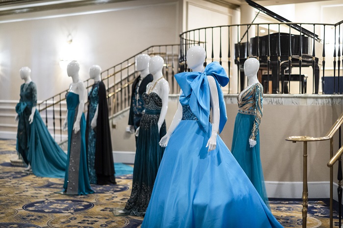 en el Foyer del Hotel San Juan, diseños Teal recibian los invitados ...