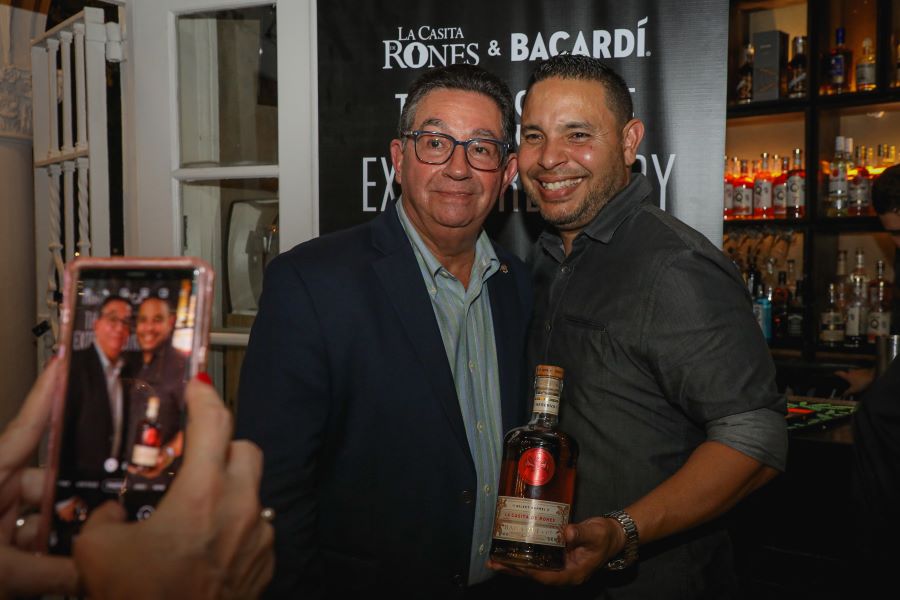 Foto - Joe Gómez, maestro ronero de Bacardí y Ramón Díaz Casita de ...