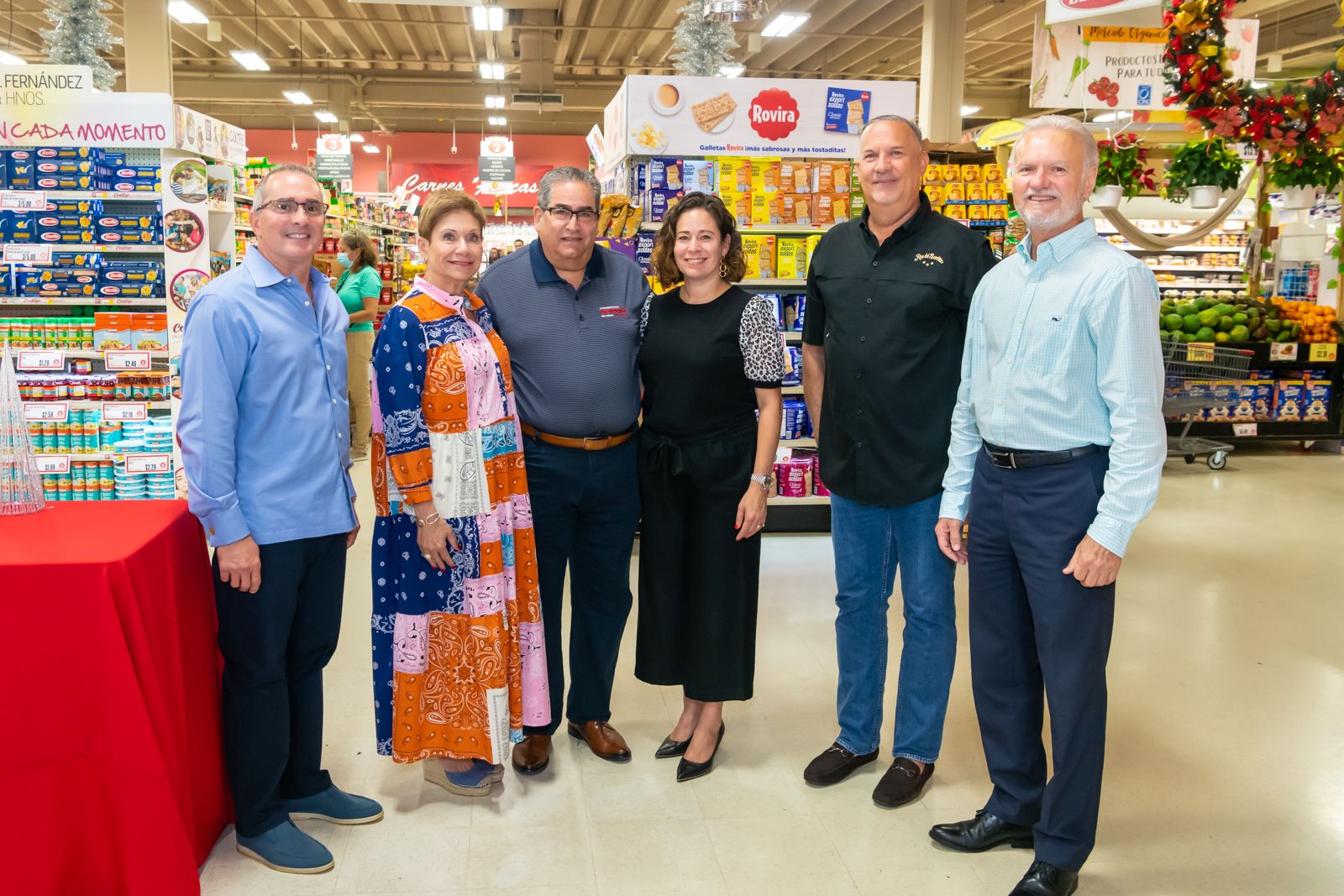 Familias de Bayamón reciben ayuda para compras - Placeres